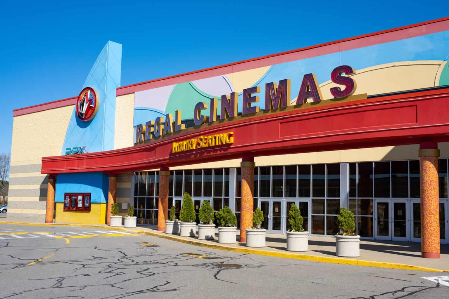 amc-stubs-a-list-vs-regal-unlimited-which-movie-ticket-subscription