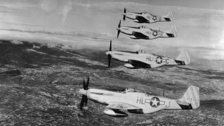 These Two U.S. WW2 Fighters Pair Heavy Firepower with 400 mph Speed ...
